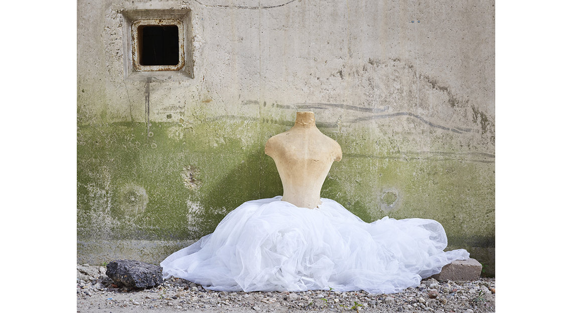 Antieke paspop met petticoat – R366 | AWS Wallmasters